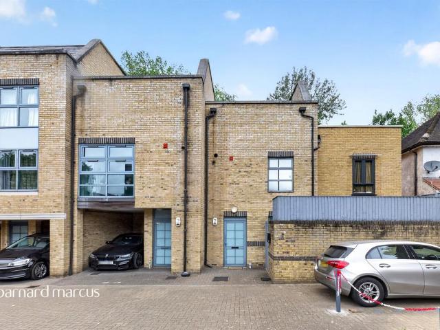 5 bedroom end of terrace house for sale
