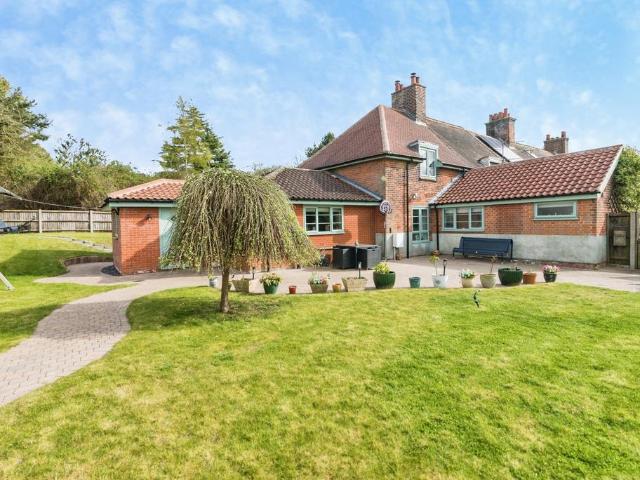 3 bedroom end of terrace house for sale