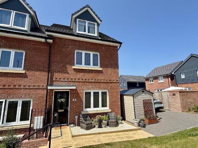 3 bedroom end of terrace house for sale
