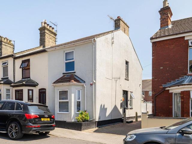 3 bedroom end of terrace house for sale