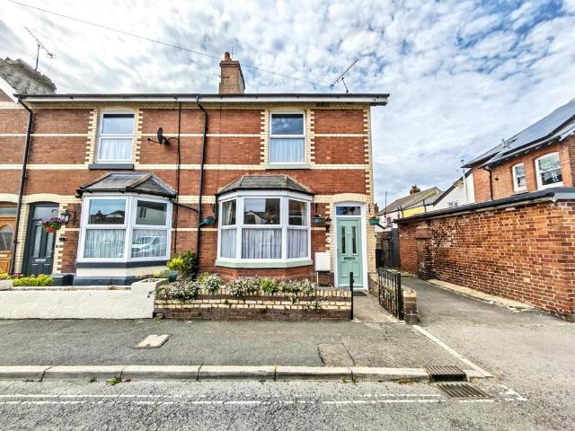 3 bedroom end of terrace house for sale