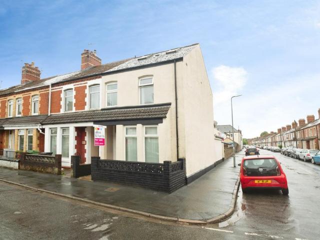 3 bedroom end of terrace house for sale