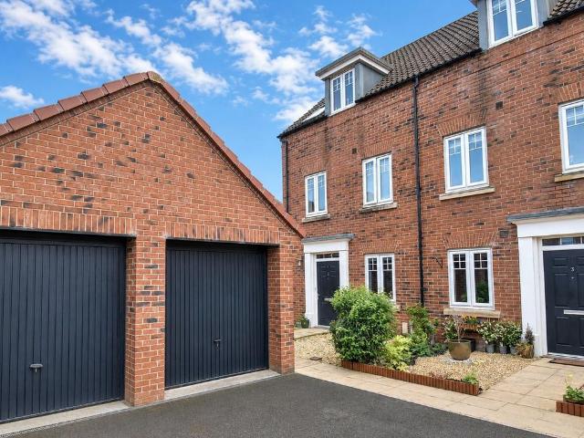 3 bedroom end of terrace house for sale