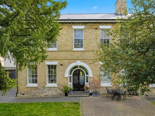 3 bedroom maisonette for sale