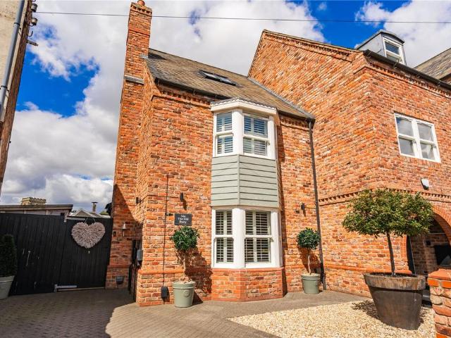 3 bedroom end of terrace house for sale