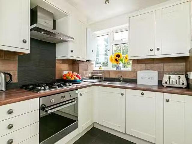 3 Bedroom End Of Terrace House For Sale In Common View, Letchw.