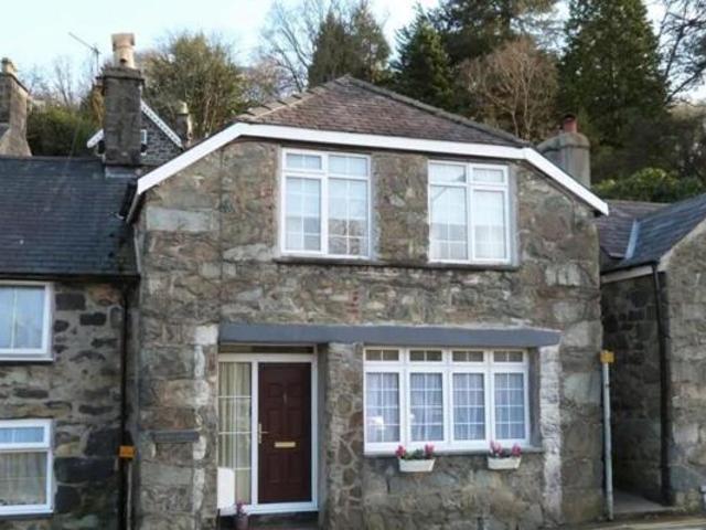 3 Bedroom End Of Terrace House For Sale In Cader Road
