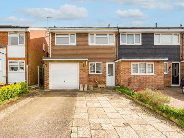 3 bedroom end of terrace house for sale in Chantry Lane, Londo.