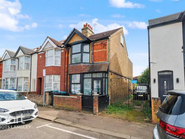 3 bedroom end of terrace house for sale in Chester Road, Watford, WD18