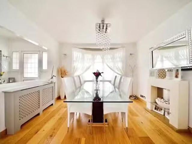 3 Bedroom End Of Terrace House For Sale In Abbey Road, Waltham.