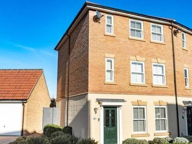 3 bedroom end of terrace house for sale in Almond Road Dunmow CM6
