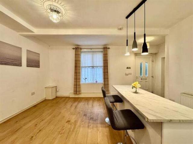 3 bedroom end of terrace house for sale in Almondbury Bank, Moldgreen, Huddersfield, HD5 8HF, HD5