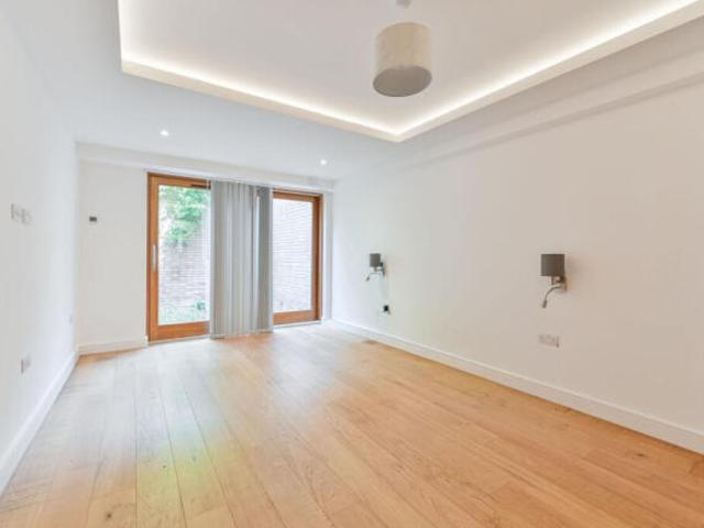 3 bedroom end of terrace house for sale in Beltwood House, Sydenham Hill, SE26