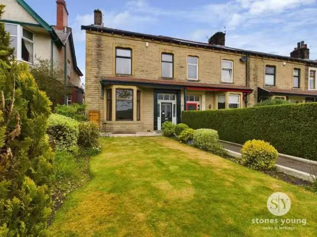 3 bedroom end of terrace house for sale in Blackburn Road, Ris.