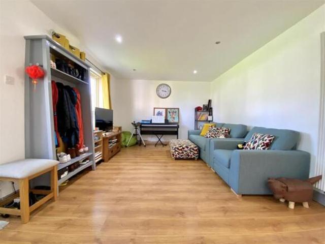 3 bedroom end of terrace house for sale in Brown Royd Avenue, Huddersfield, HD5