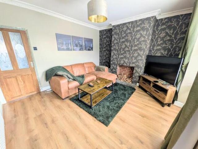 3 bedroom end of terrace house for sale in Burncross Road, Chapeltown, S35