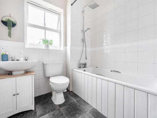 3 bedroom end of terrace house for sale in Goldington Road, Bedford, MK40