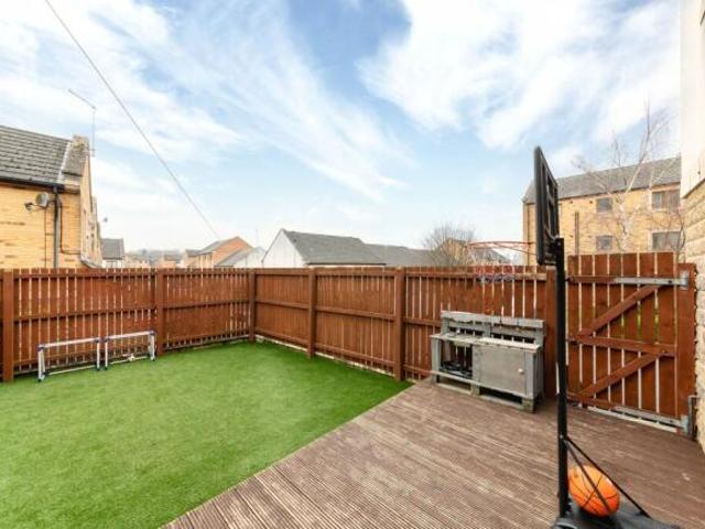 3 bedroom end of terrace house for sale in Greenlea Court, Huddersfield, HD5