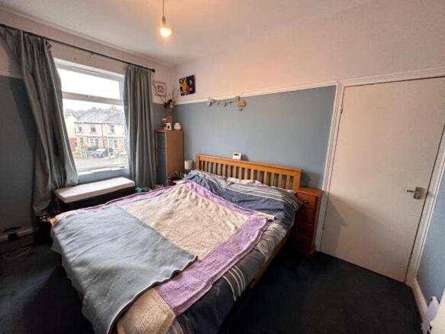 3 bedroom end of terrace house for sale in Dalton Green Lane, Huddersfield, HD5