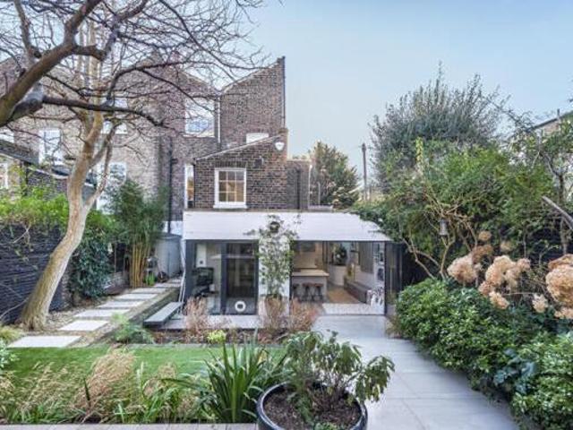 3 Bedroom End Of Terrace House For Sale In De Beauvoir