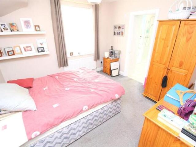 3 bedroom end of terrace house for sale in East Barnet Road, Barnet, EN4