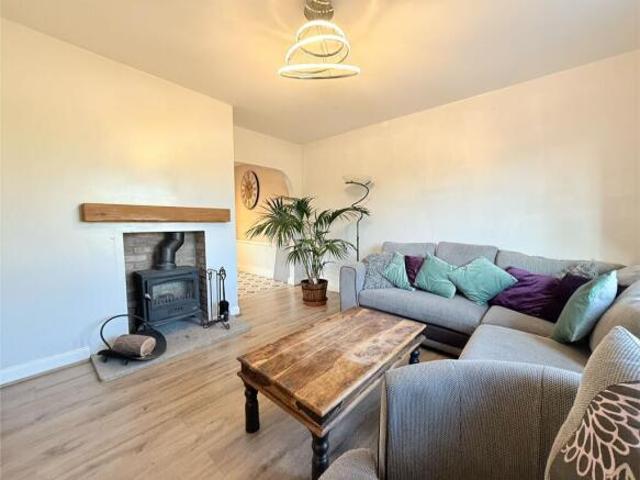 3 bedroom end of terrace house for sale in Elder Road, Huddersfield, HD2