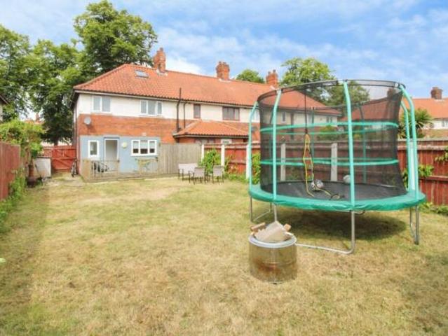 3 bedroom end of terrace house for sale in Ellerburn Avenue, Hull, HU6