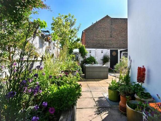 3 bedroom end of terrace house for sale in Fairlight Road, Eastbourne, BN22
