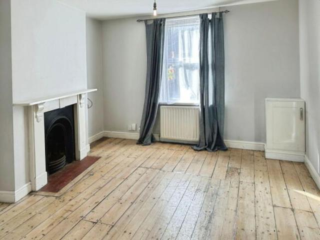 3 bedroom end of terrace house for sale in Farm Street, Gloucester, GL1 5AW, GL1