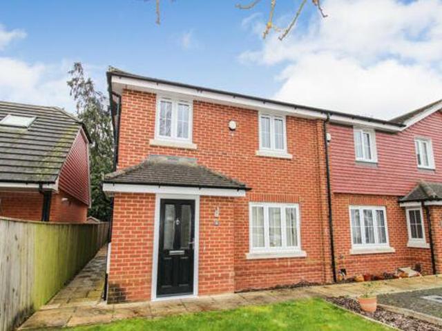 3 Bedroom End Of Terrace House For Sale In Farnborough