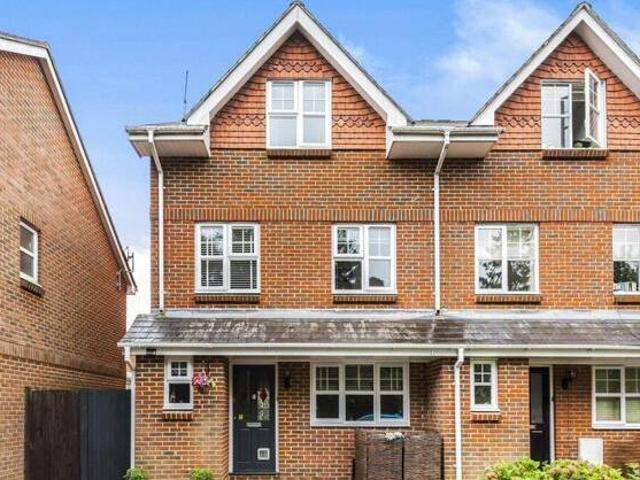 3 Bedroom End Of Terrace House For Sale In Farnham, Surrey