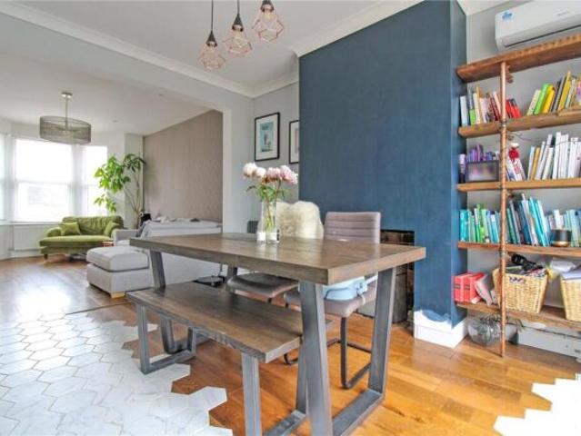 3 bedroom end of terrace house for sale in Ferndale Road, Ferndale, Swindon, SN2