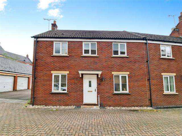 3 bedroom end of terrace house for sale in Fitwell Road, Redhouse, Swindon, SN25