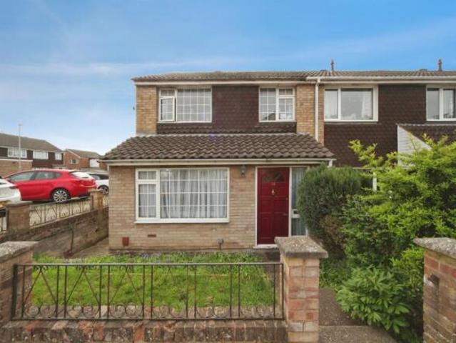 3 bedroom end of terrace house for sale in Keymer Close, Luton, LU2