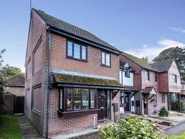 3 bedroom end of terrace house for sale in Kings Meadow Overton RG25
