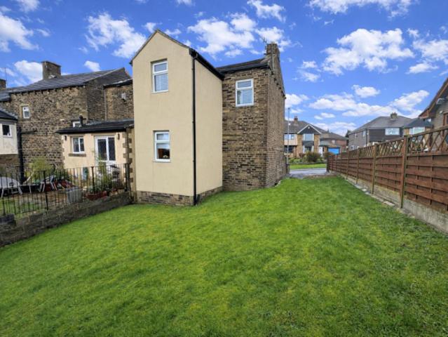 3 bedroom end of terrace house for sale in Hollingwood Lane, Horton Bank Top, Bradford, BD7