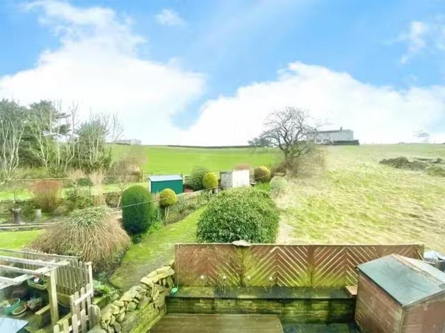 3 bedroom end of terrace house for sale in Harecroft, Wilsden.