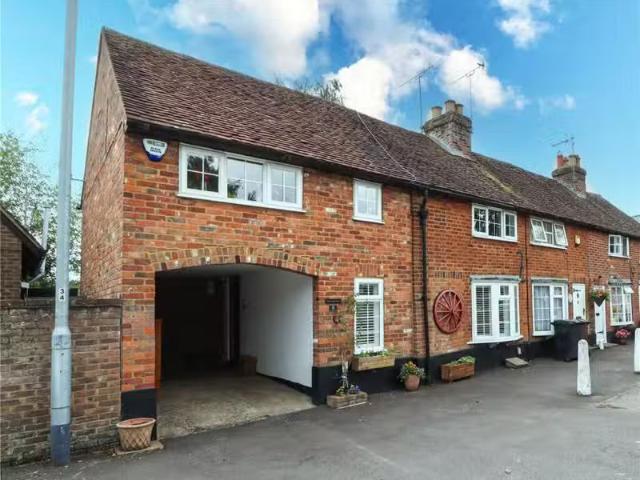3 bedroom end of terrace house for sale in Harpenden Lane, Red.