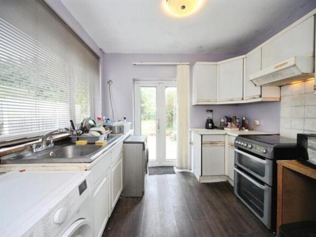 3 bedroom end of terrace house for sale in Hart Lane, Luton, LU2