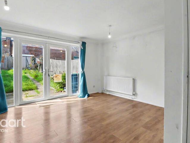 3 bedroom end of terrace house for sale in Hibbert Street, Luton, LU1
