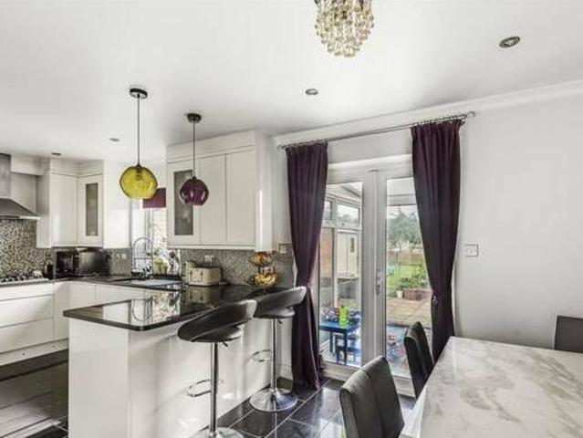 3 bedroom end of terrace house for sale in Owens Way Croxley Green Rickmansworth WD3