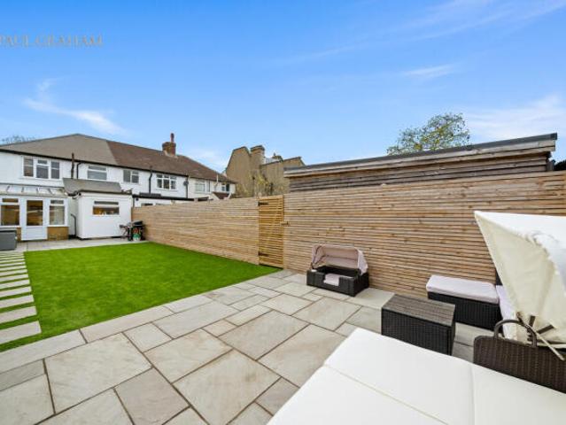 3 bedroom end of terrace house for sale in Oxford Road, Wallington, SM6