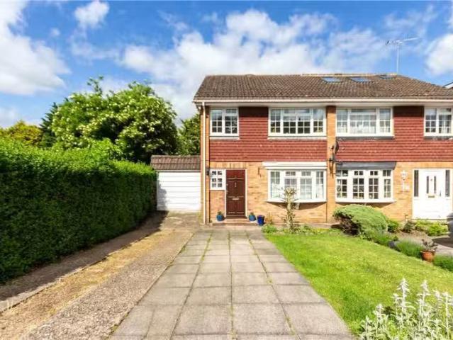 3 bedroom end of terrace house for sale in London Road, Markya.