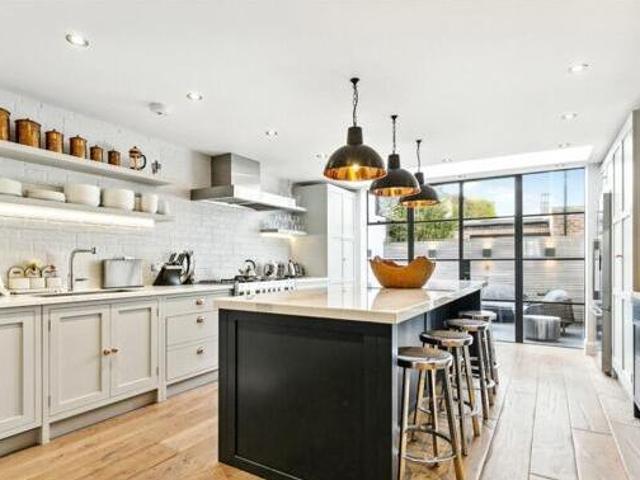 3 Bedroom End Of Terrace House For Sale In London