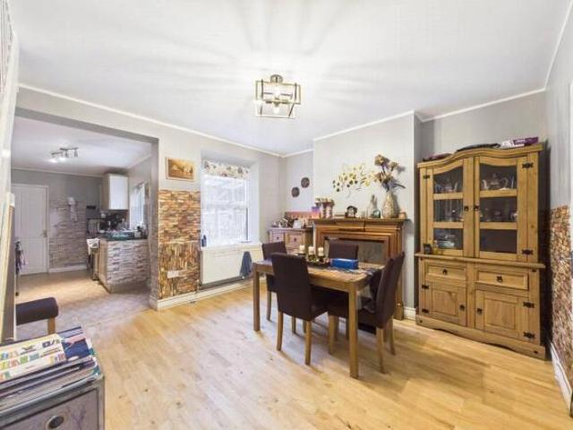 3 bedroom end of terrace house for sale in Lysons Avenue, Gloucester, GL1
