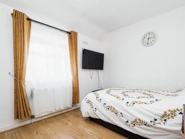 3 bedroom end of terrace house for sale in Meadow Road, Barking, IG11