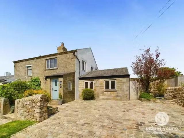 3 bedroom end of terrace house for sale in Mellor Lane, Mellor.