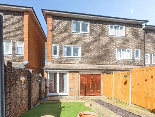 3 bedroom end of terrace house for sale in Melrose Walk, Basingstoke, Hampshire, RG24