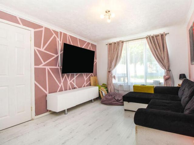 3 bedroom end of terrace house for sale in Milburn Road, Bedford, MK41