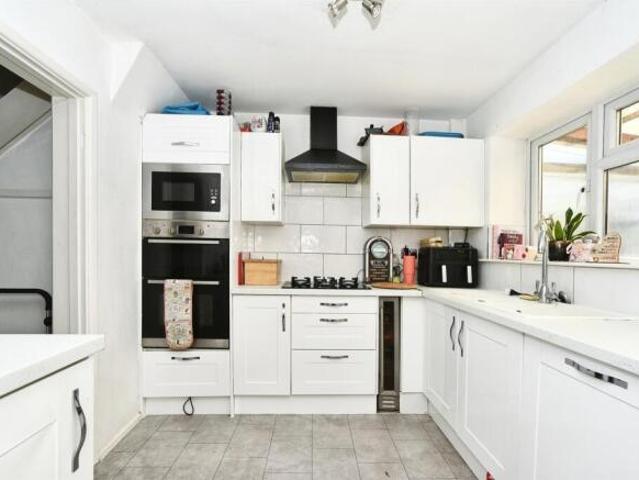 3 bedroom end of terrace house for sale in Naunton Road, Swindon, SN3